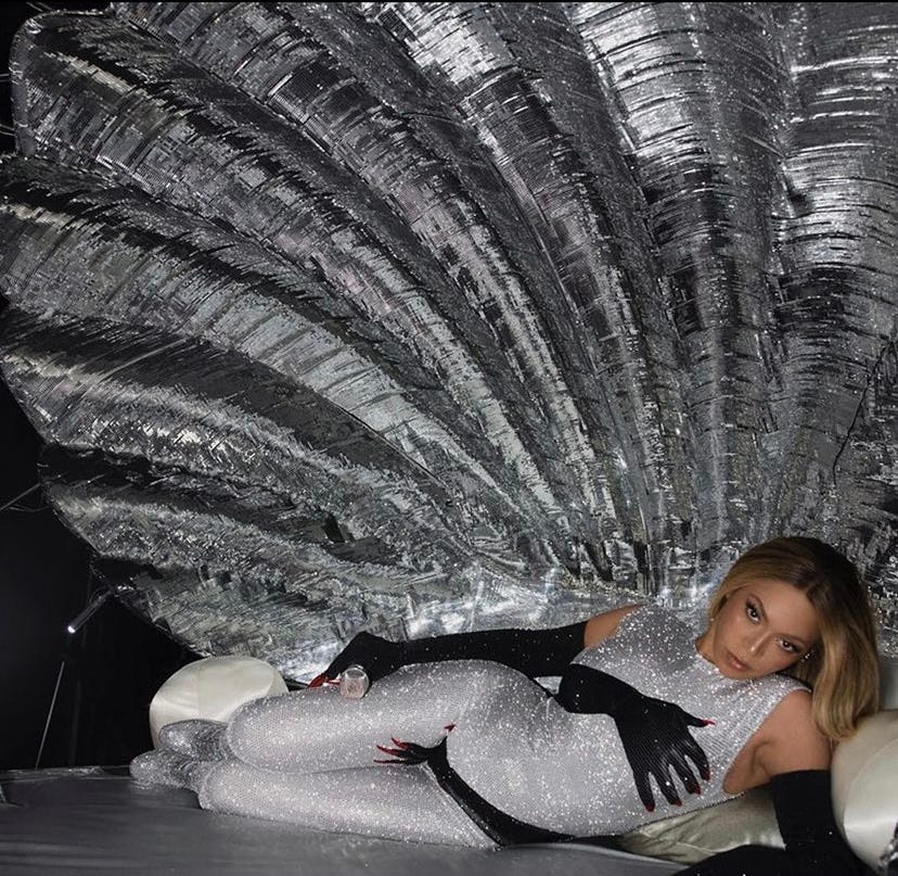 Unique! 3 Renaissance Tour Looks — And Who Designed ’em For The Alien ...