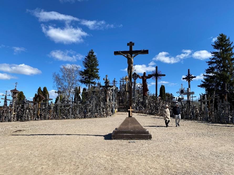 立陶宛十字架山朝聖之路🇱🇹|從十字架山見證歷史與堅定信仰. 關於交通介紹與屬於我的朝聖故事 | by Yu-Jen Chen (Owen) | Medium