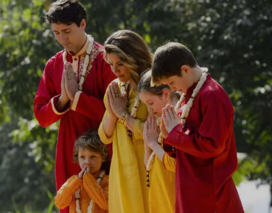 Couture diplomatique : Quand la mode devient politique. | by Chiara Del Corso | La REVUE du ...