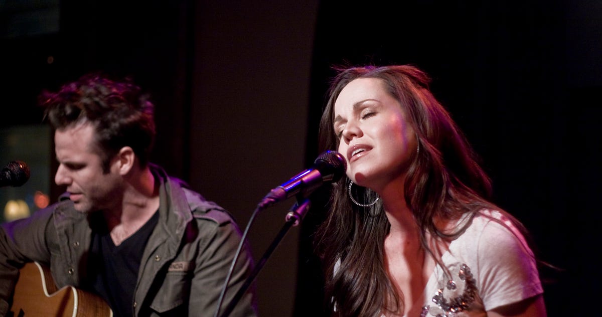 Cyndi Thomson in concert: An unplugged review | Medium