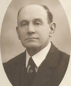 Adonis Ebert – Medium