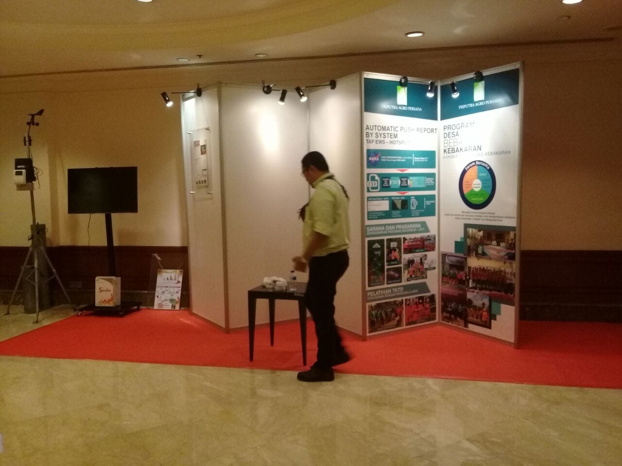 Meja display R8 | 081290627627. Menjual dan menyewakan meja display r8 ...