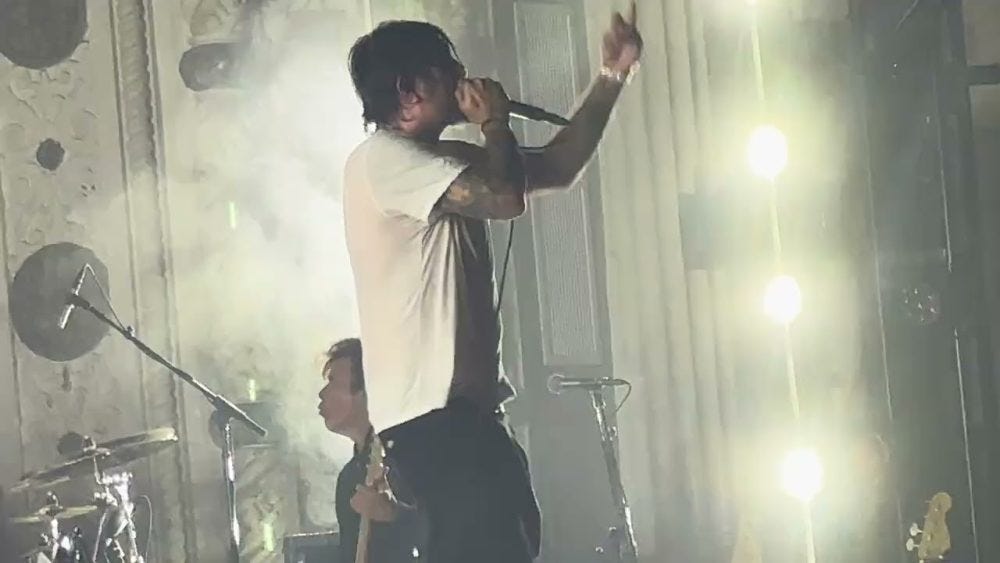DEFTONES Play Chicago Show Without STEPHEN CARPENTER, Bring Back Fan ...