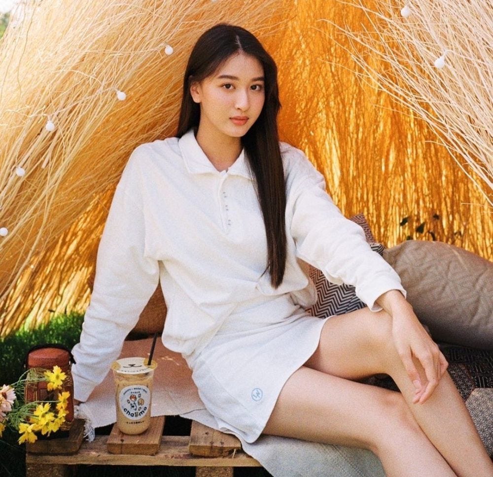 7 Inspirasi Outfit Serba Putih ala View Benyapa, Beautiful In White ...