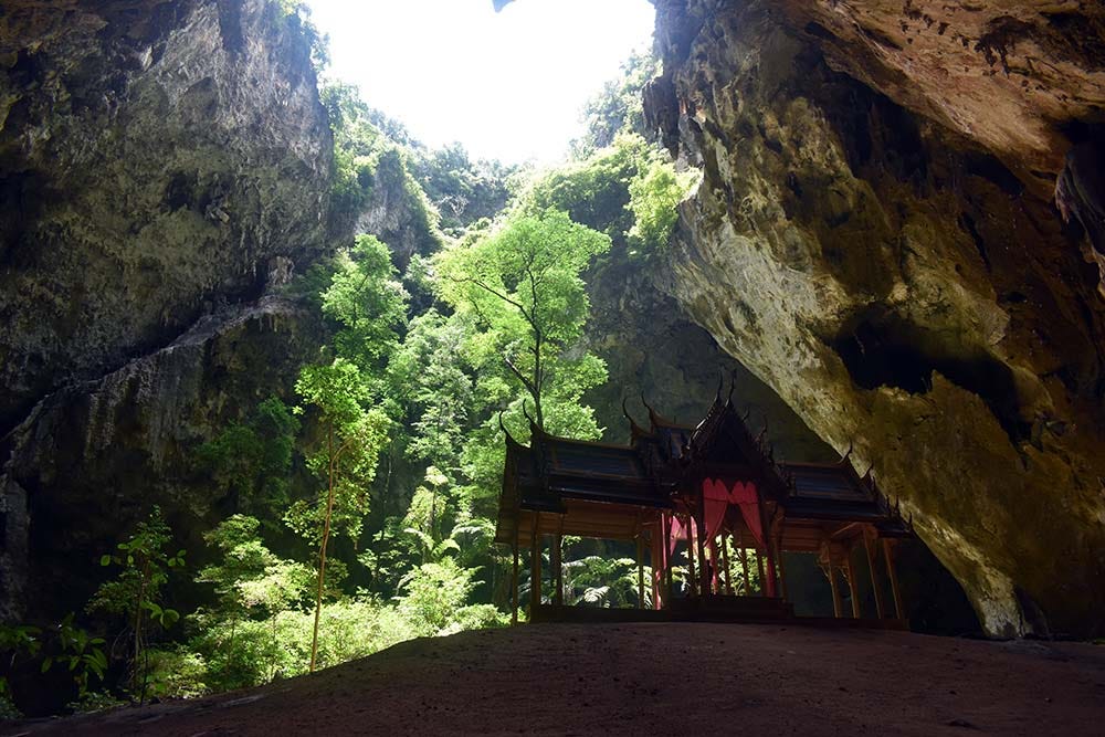 Phraya Nakhon Tempelgrotte bei Hua Hin | Thailand | by Alex Schokokamel | Medium