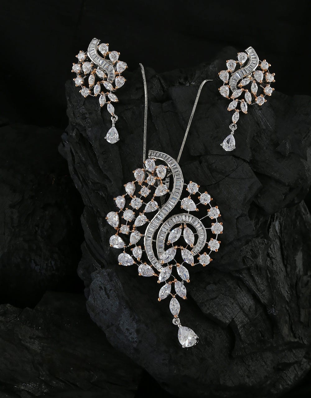 Pendant Sets -The Charm of Indian Jewellery Sets | by tanvi pote | Medium