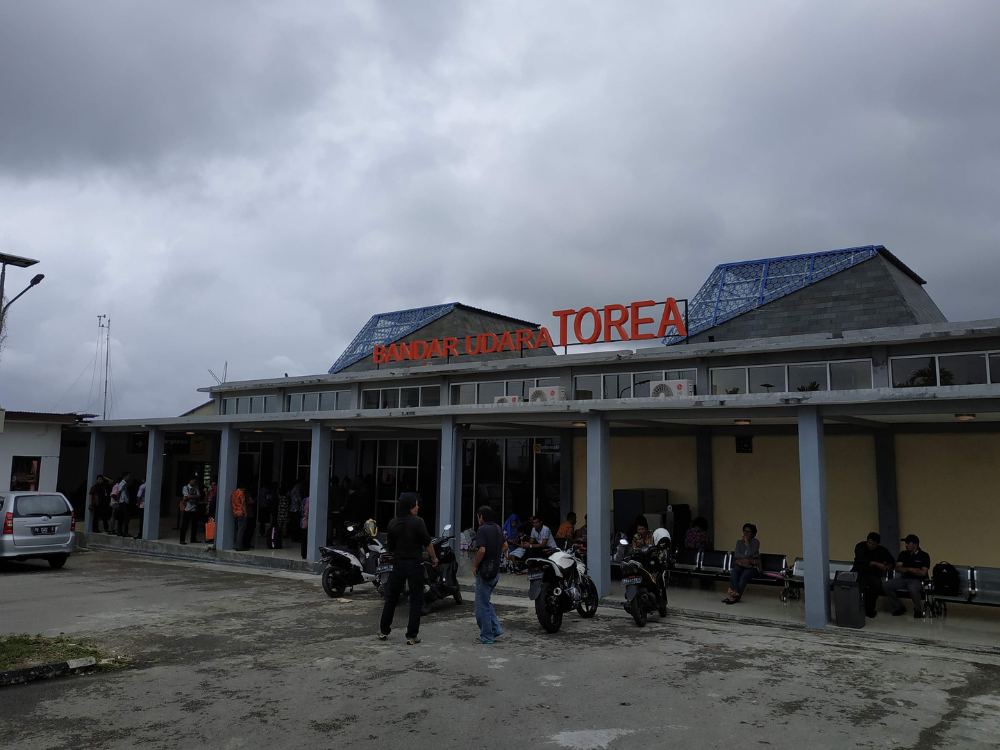 Selamat Tinggal, Bandara Torea. Sebuah Nostalgia dari Fakfak | by Tival ...