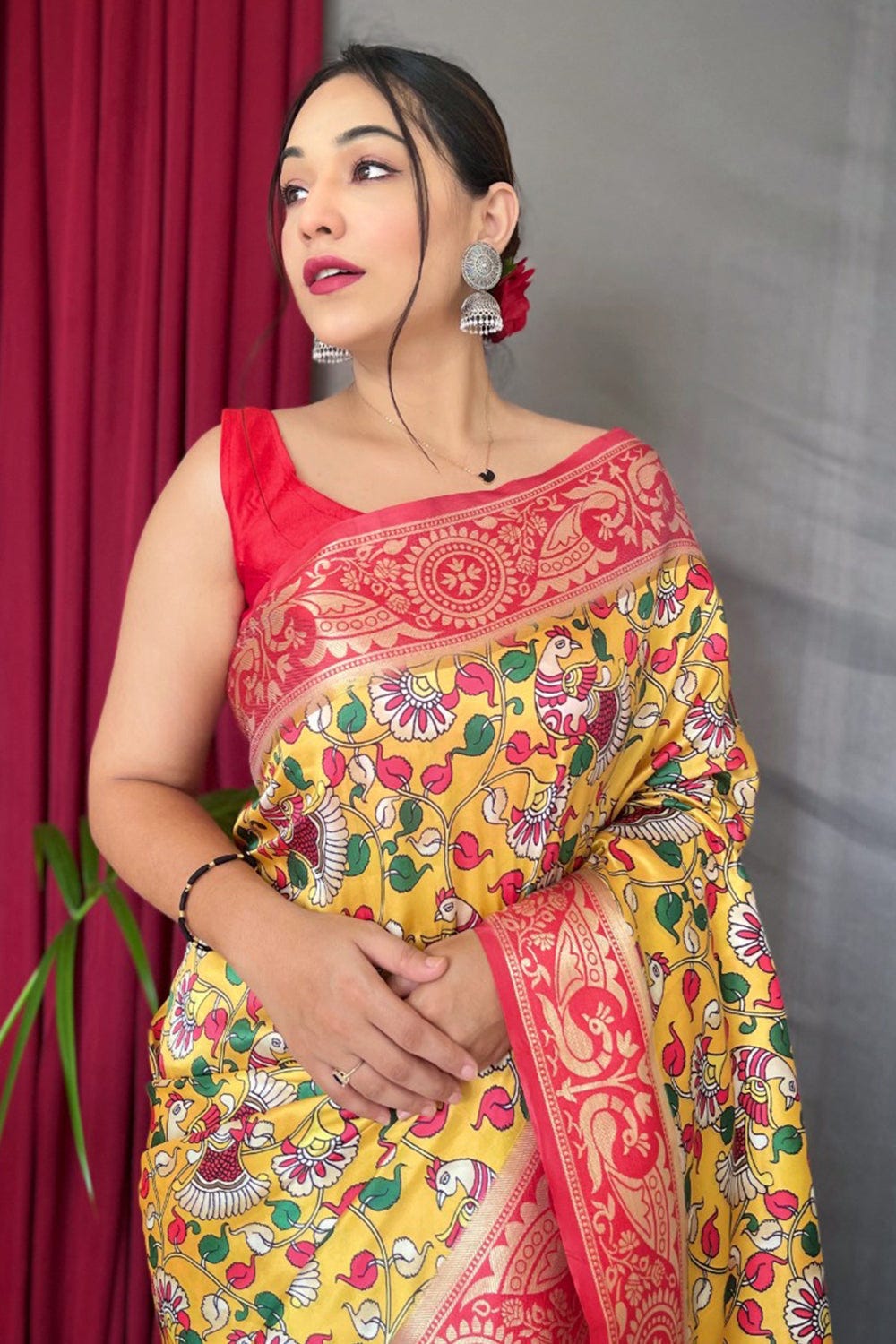 Indian Hot Aunty Removing Saree
