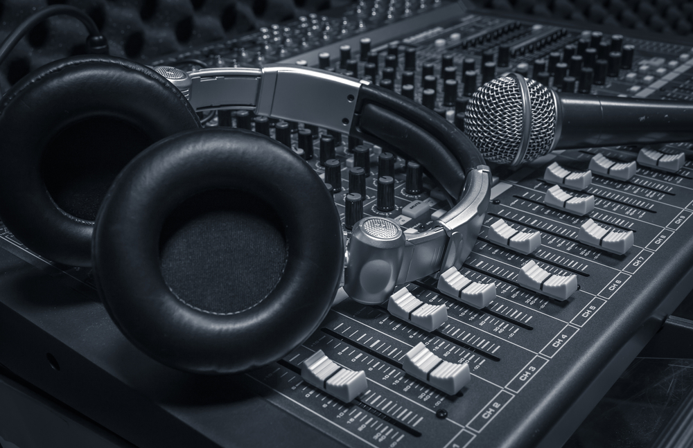 Every Entertainment Venues must have these Sound Systems | by SHOWTECH ...