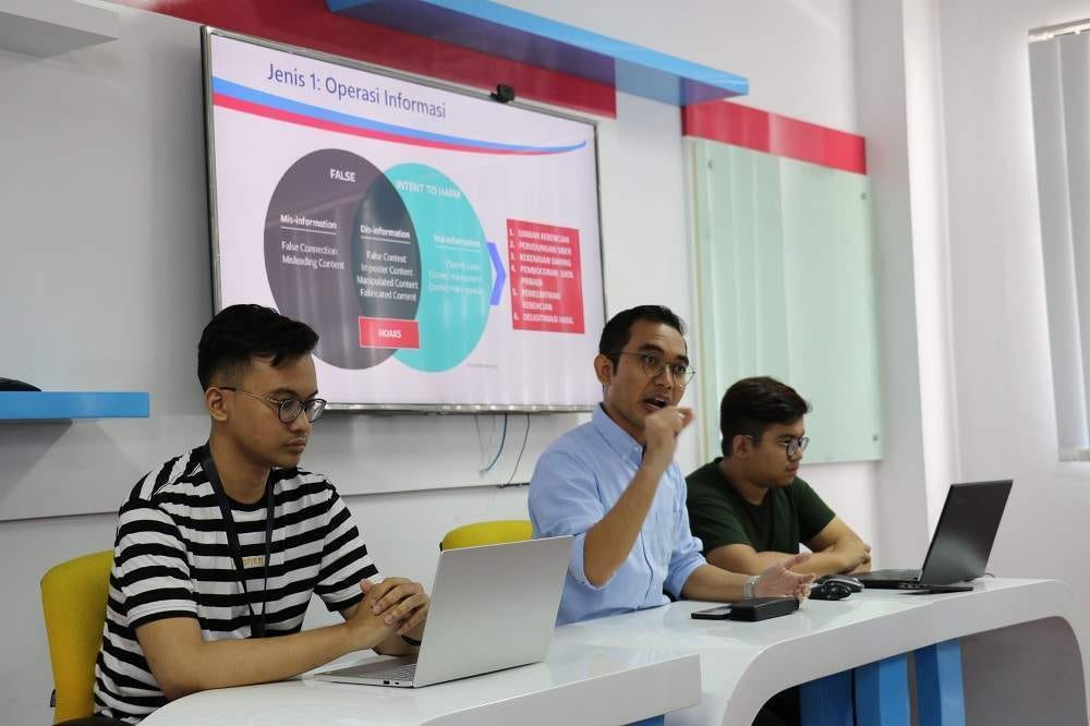 CfDS UGM: Melintasi Jejak Digital Kota | by Samuel gerald | Kolektif ...