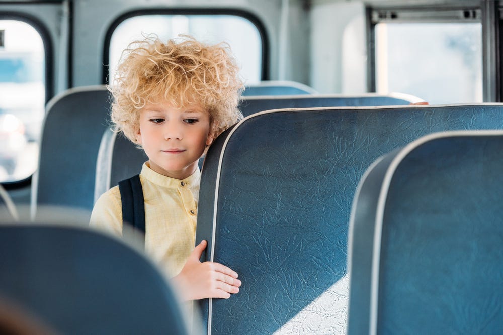 When children miss the bus stop, parents help them with the app for ...
