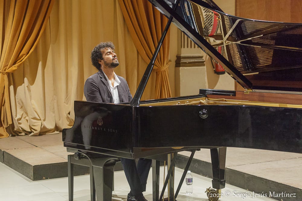 PRIMER Y MEMORABLE CONCIERTO DEL PIANISTA ERNESTO OLIVA EN LA SALA DE ...