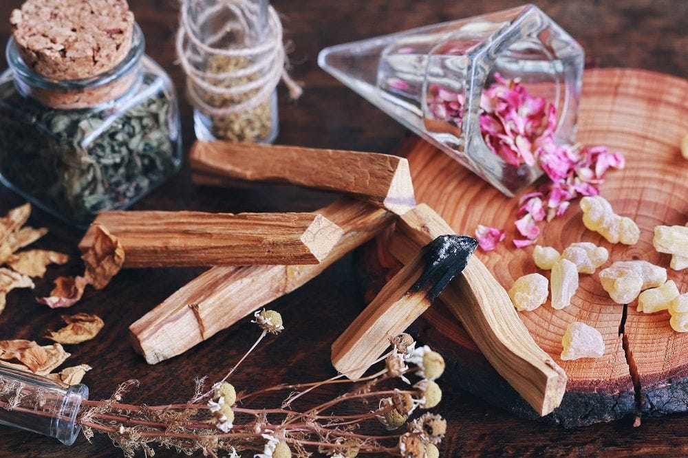 Quema Palo Santo: Qué Beneficios y Usos Tiene - Blog Moda - Medium