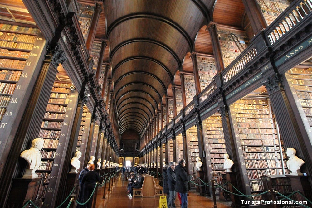 Trinity College. Essa é a fantástica biblioteca da… | by Turista ...