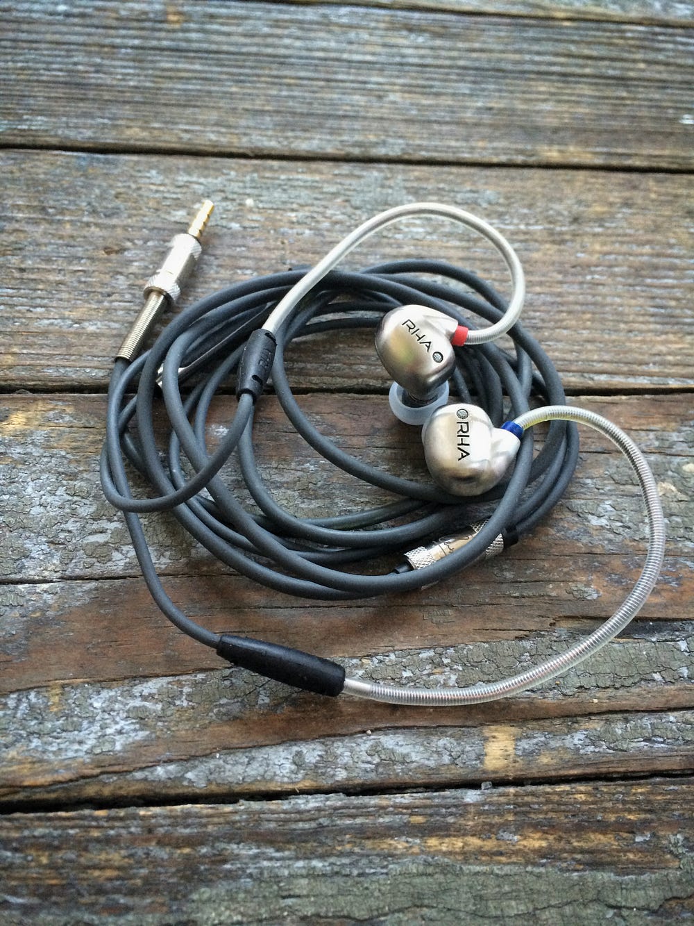 Review: RHA T10i. It’s a common story. “Pretty”/flashy… | by Mike Norris | The Gadgeteur | Medium