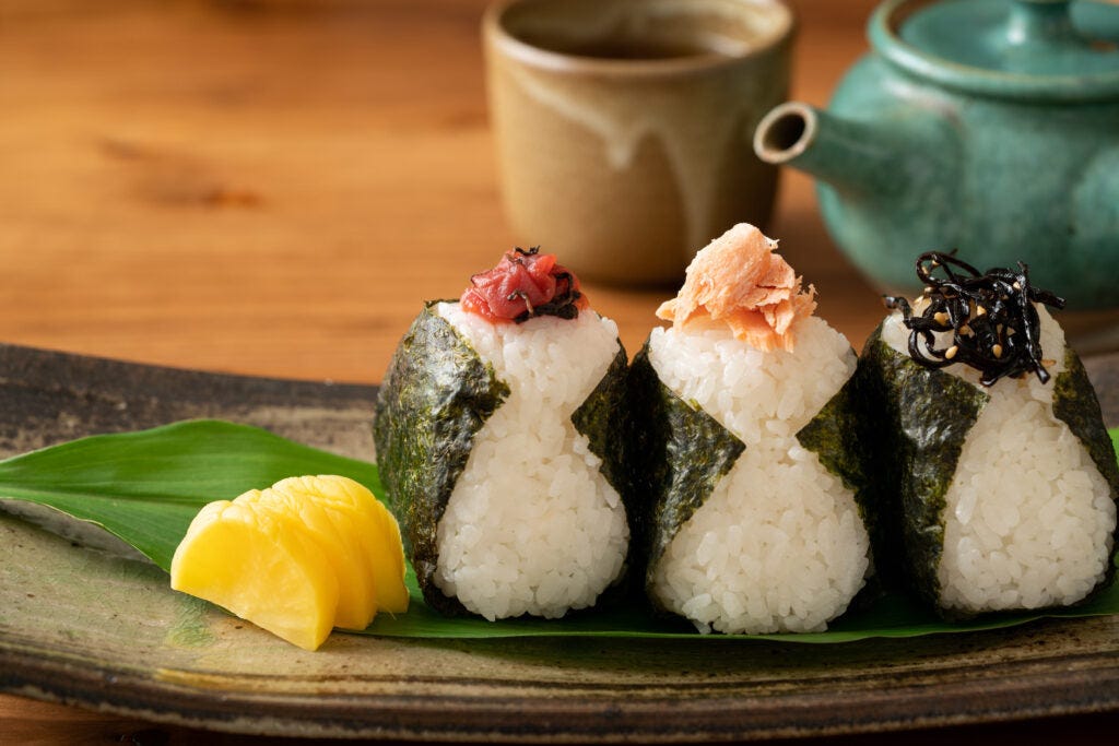 What is the difference between Onigiri and Omusubi | by Rincon de Japon / RoYuMi | Medium