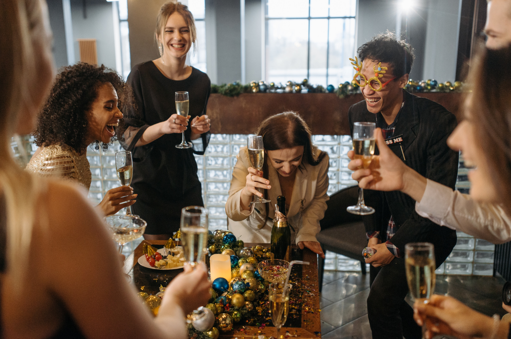 How to Throw the Best Christmas Party at HOME | HOMETAINMENT