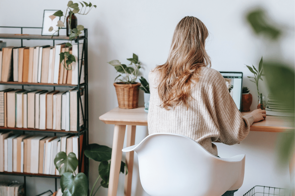 What happens if you don’t follow the DSE and desk assessment regulations for hybrid working ...