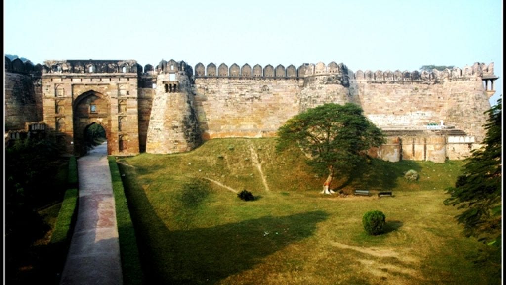 Jaunpur, up Situated in the heart of the city on the left bank of the ...