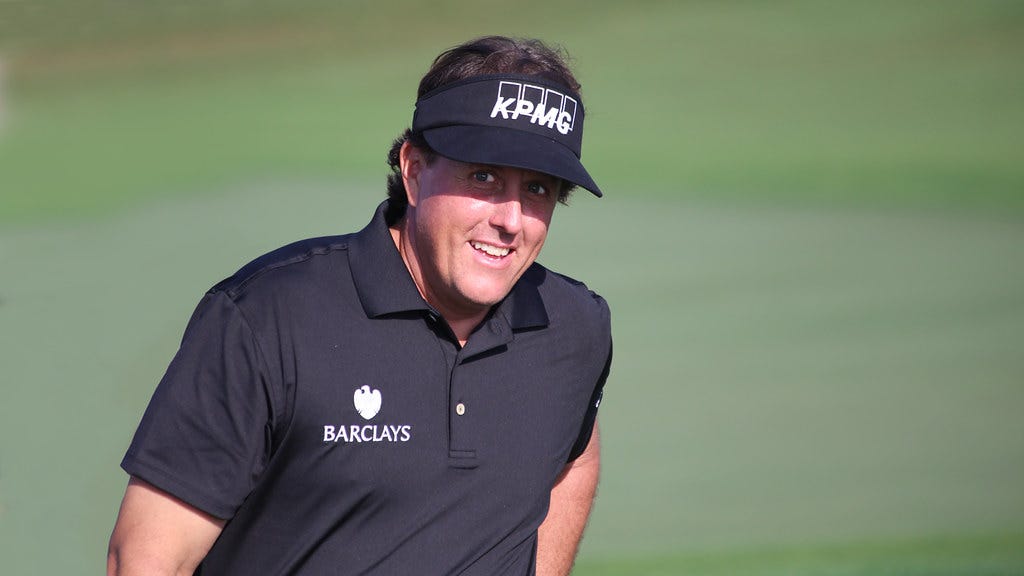 Phil Mickelson turns back the clock at #Masters2023 with scorching 65 ...
