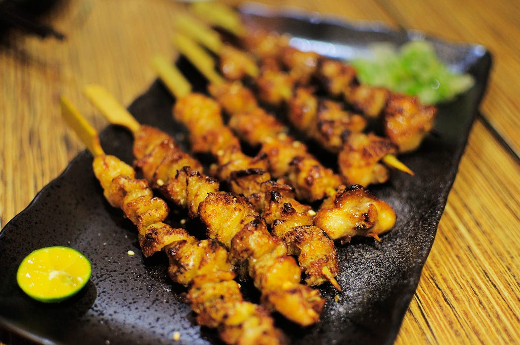 給自學者的python教學7：字串string 字串，其實有著將一個個字母串起來，變為一串文字的意思，所以在理論上，我們是不會把 By Yc Medium