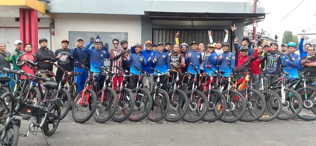 Komunitas Sepeda BFI (Bike For Ibadah) yang didirikan oleh Da’i asal ...
