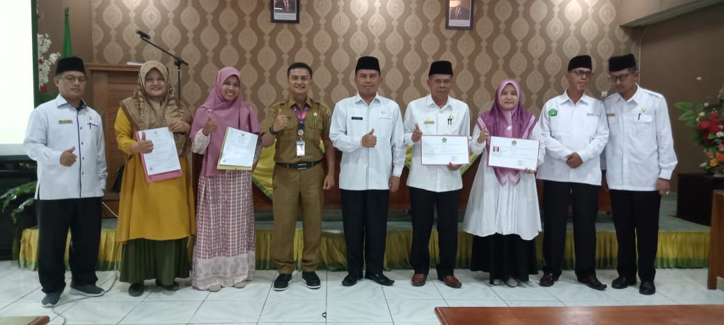 Berkah Bisnis Berlabel Halal: Kepala Kantor Kementerian Agama Kota Padang Serahkan Sertifikat ...