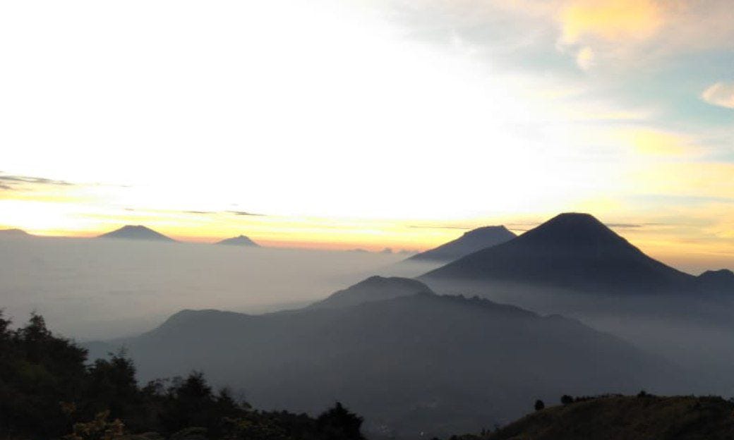 Indahnya Gunung Prau Dieng. Salah satu tempat favorit para pecinta ...