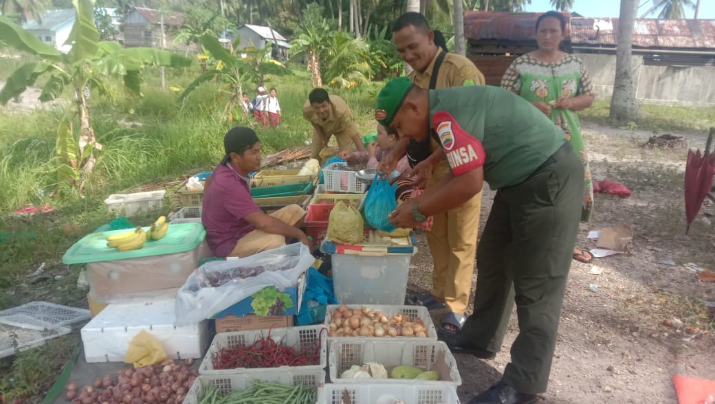 Temui Para Penjual Sembako Asal Batam, Babinsa Cempa Koramil 06/0315 Tanjungpinang : Jual Barang ...
