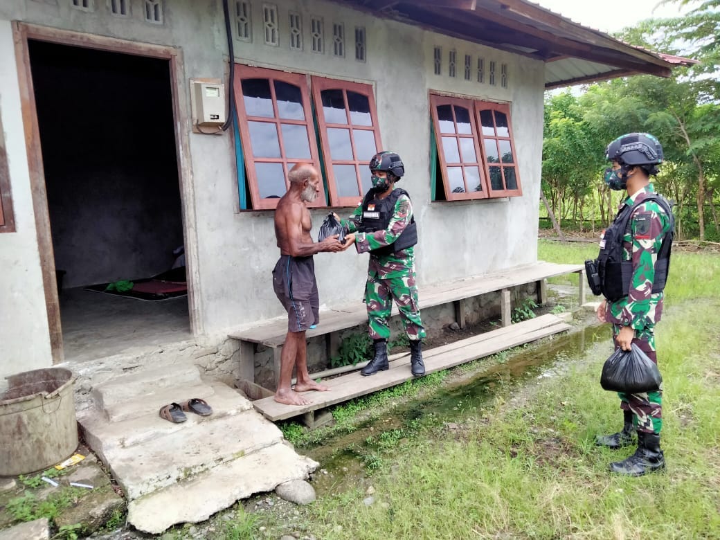 TNI Bagikan Sembako kepada Masyarakat Perbatasan | by Ibrahim Umar | Medium
