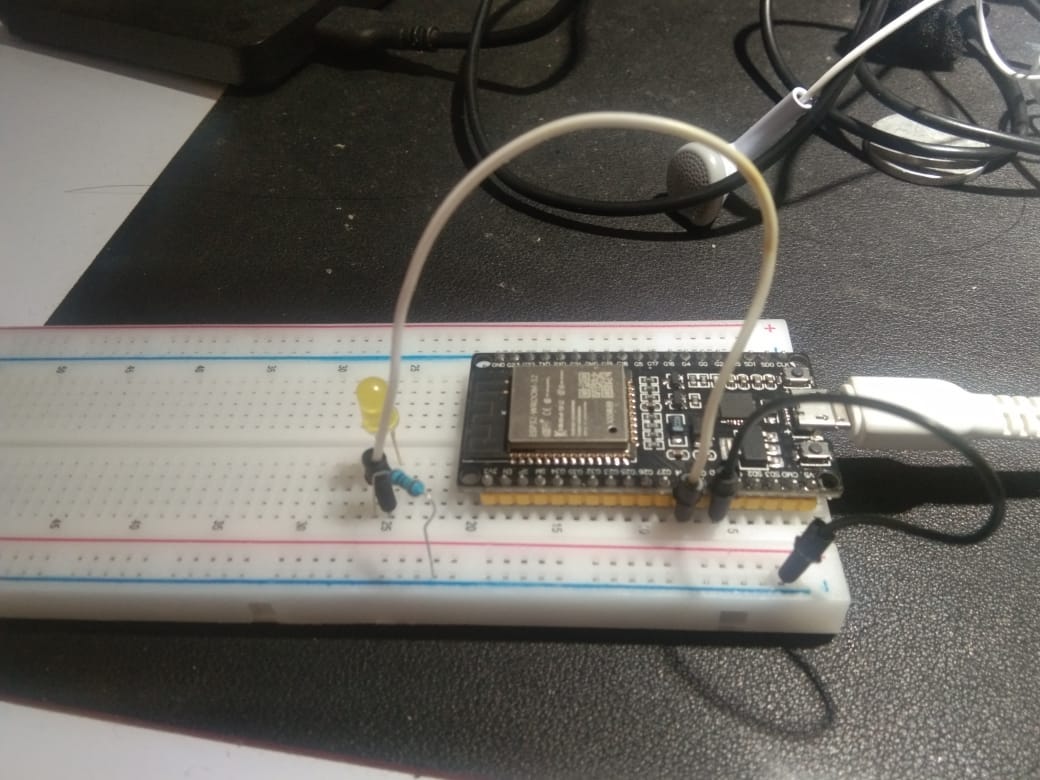 Sinyal PWM di ESP32. Tugas/projek kali ini adalah… | by M Rifky Fachrizain | Medium
