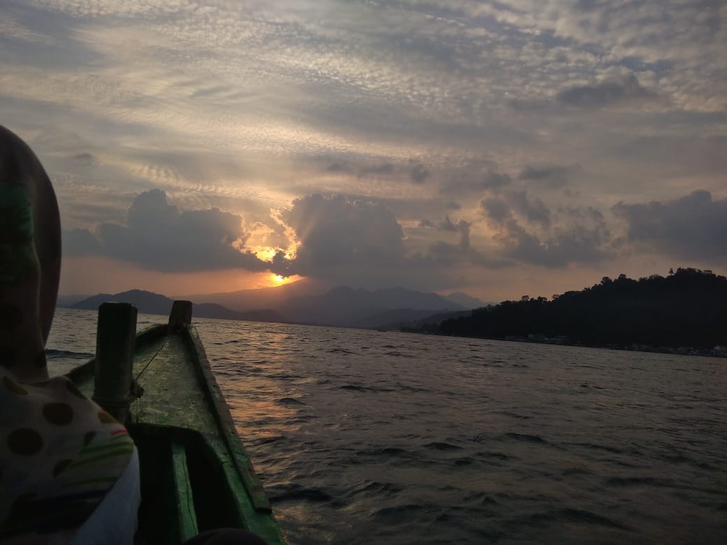 Lembayung senja. Pilu. Entah ingin bertemu denganmu atau… | by Novita ...