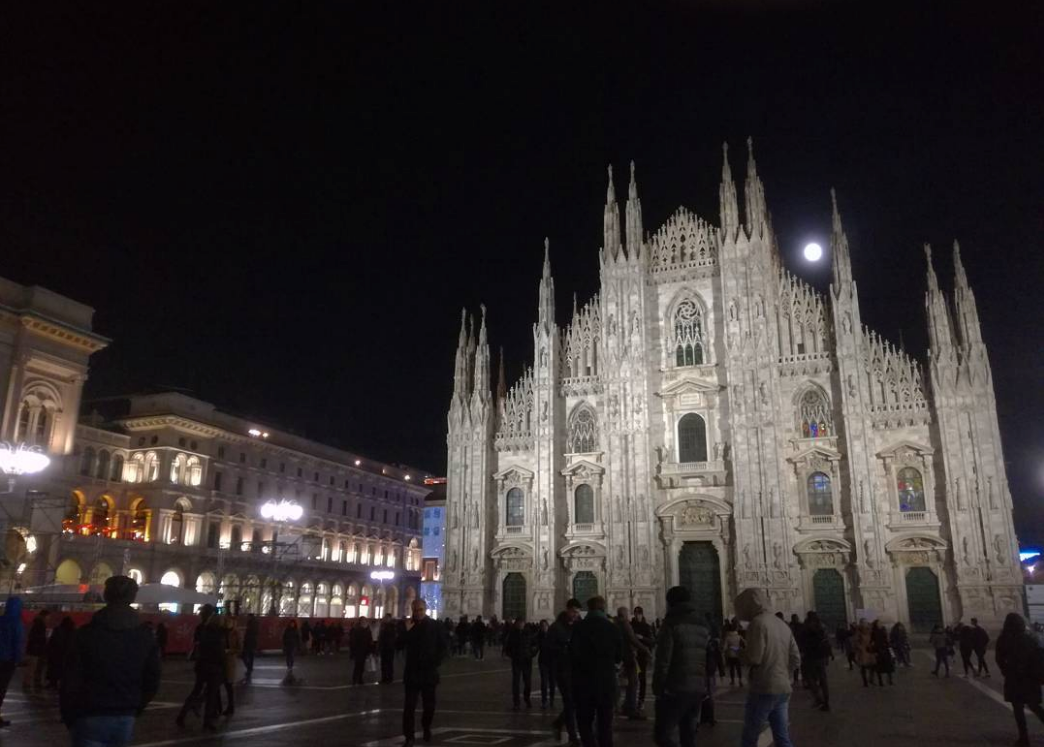 The #supermoon in Italy. From Rome to Milan, last night Italians… | by ...