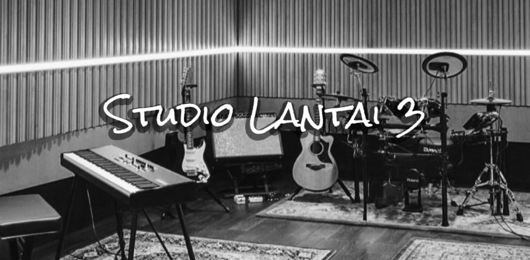 Studio Lantai 3. “Ini kali ya?” pikir Lea saat mulai… | by cagi ☻ | Medium