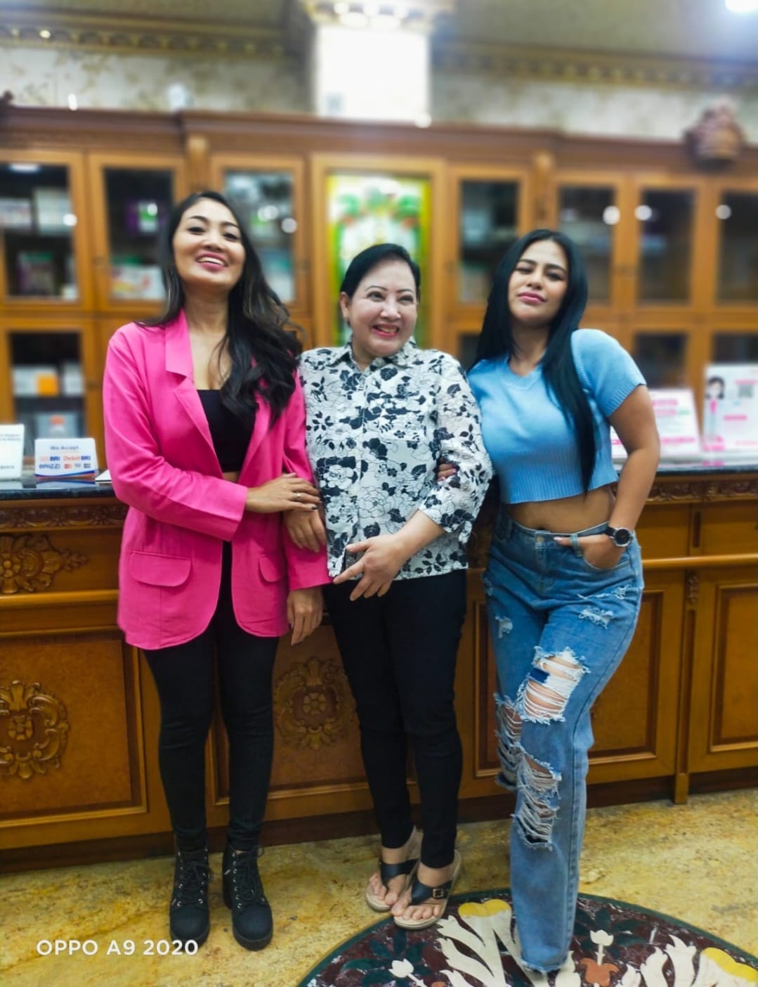Bersama 2 Penyanyi Cantik, Ressa Herlambang dan Kiki kanoe ke Klinik ... Bersama 2 Penyanyi Cantik, Ressa Herlambang dan Kiki kanoe ke Klinik ...