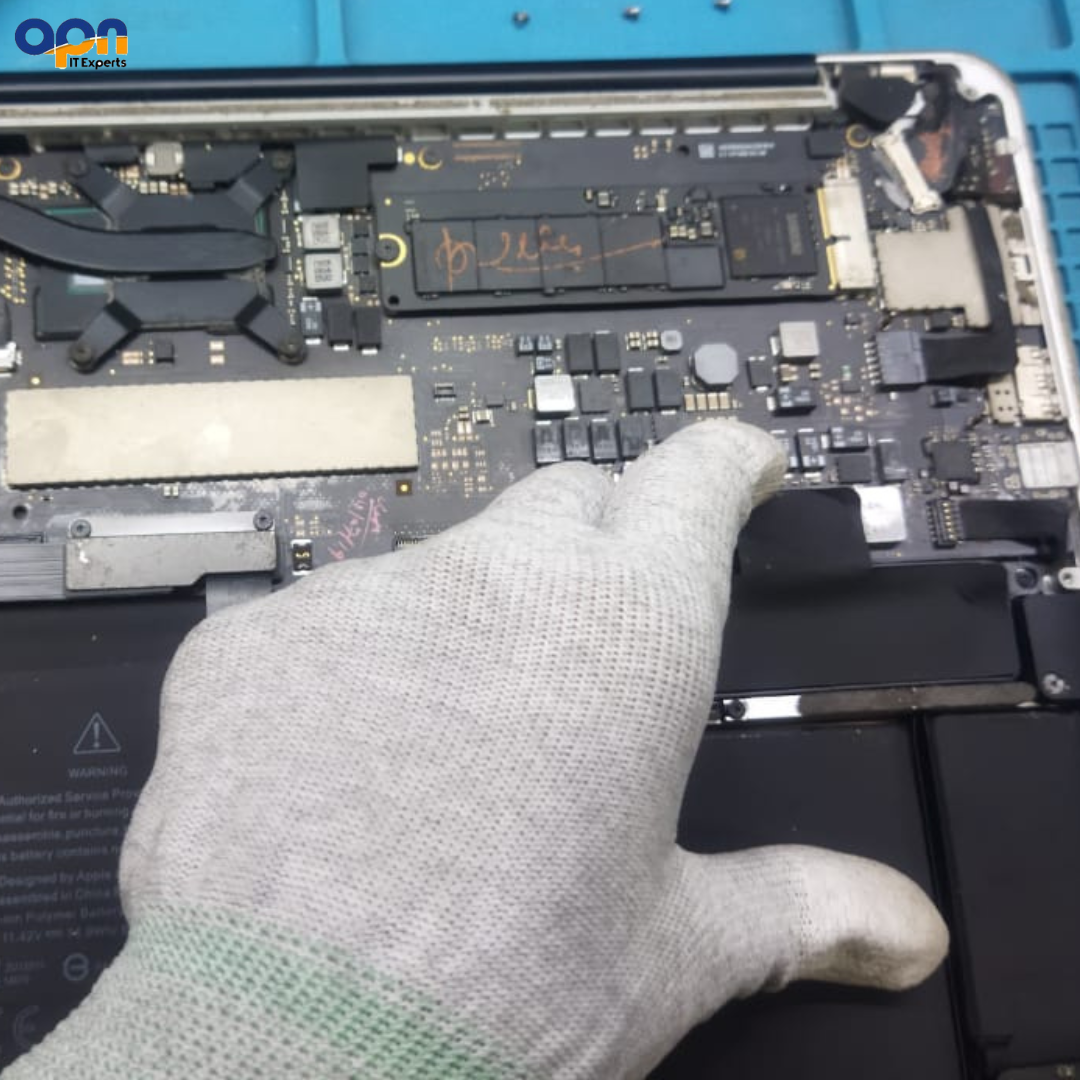 MacBook Battery Replacement | Preet Vihar | APN IT Experts | by APN IT ...
