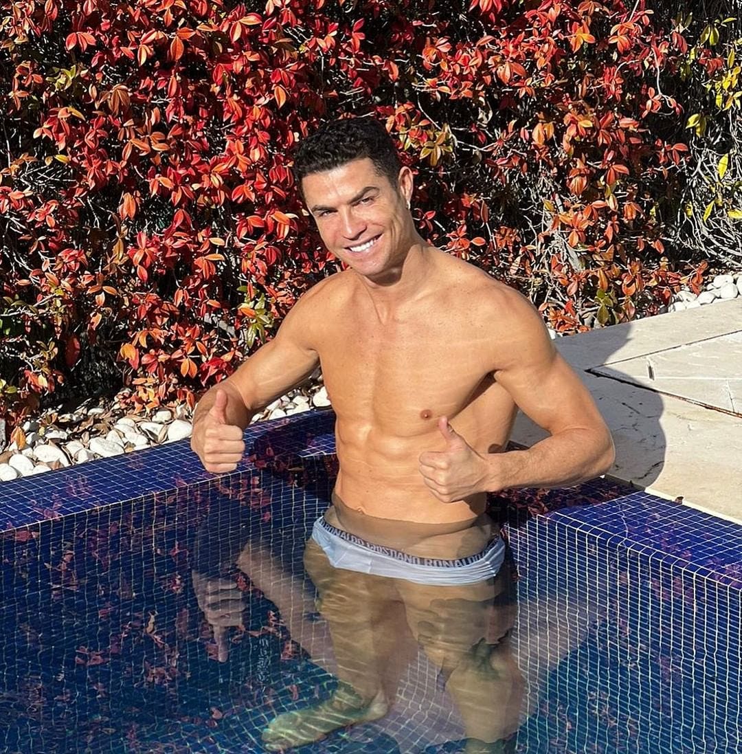 Ronaldo is enjoying his life in pool with hot… Cristiano Ronaldo ...