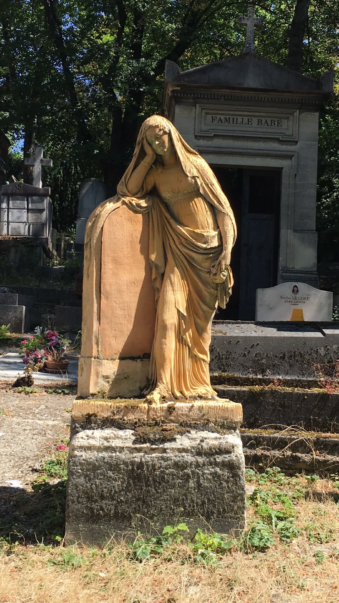 Père Lachaise, Death, Art, Authenticity | by Han Le | Globetrotters ...