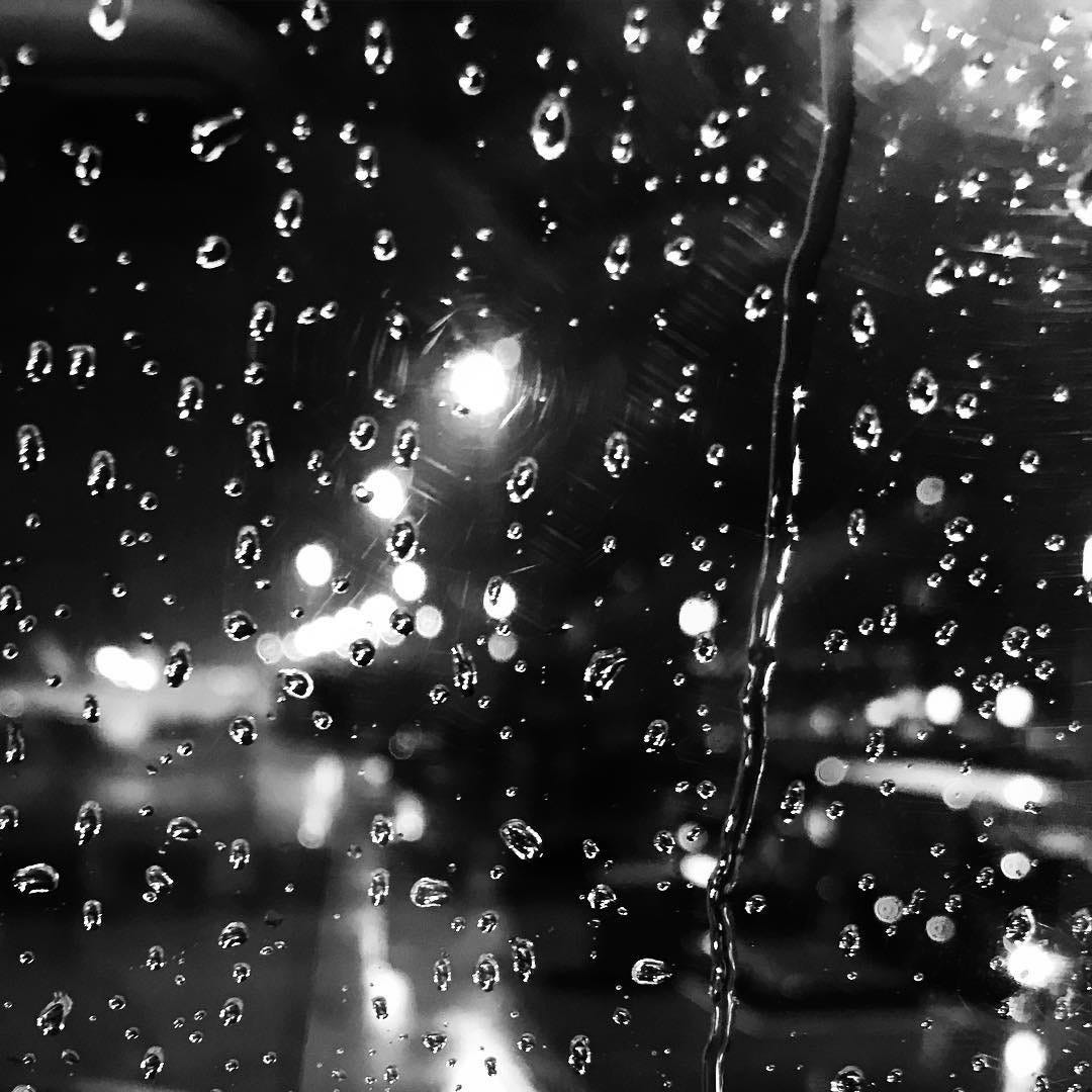 雨. 伴隨着下降的溫度，落下了雨。微冷的風吹過來，感覺好溫柔。想像整個人浸泡在風裏，浮… | by benights_ | 在黑夜中碎碎念 ...