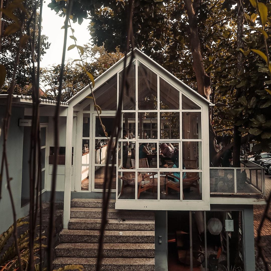 “Sweet Escape” Cafe di tengah hiruk pikuk kota. | by El Nuno Bani | May ...