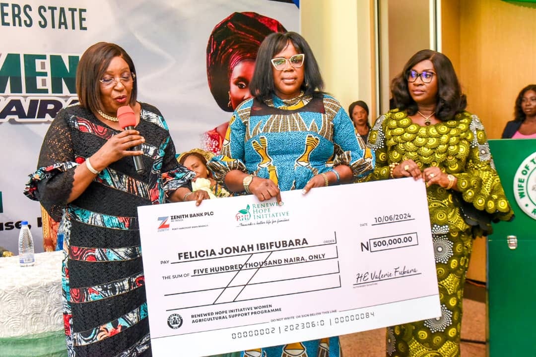 RIVERS FIRST LADY PRESENTS N10M CHEQUES TO 20 WOMEN FARMERS | by ...