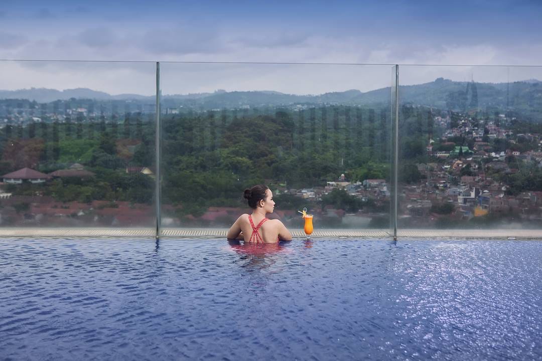 6 Hotel di Bandung Dengan Infinity Pool Yang Keren Banget | by Pergi ...