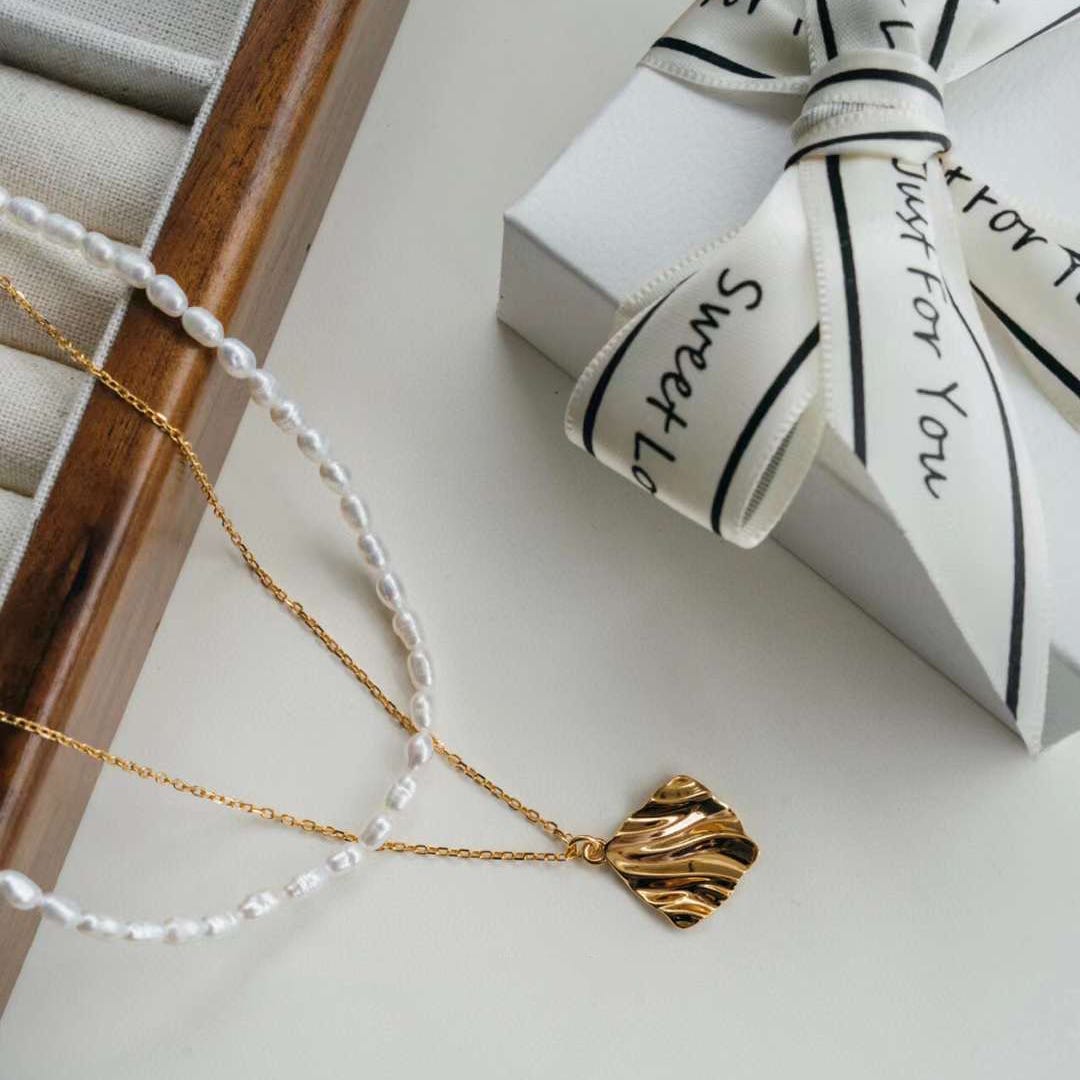 Breathing Life into Outfits: The Art of Accessories | by Minachu | Medium