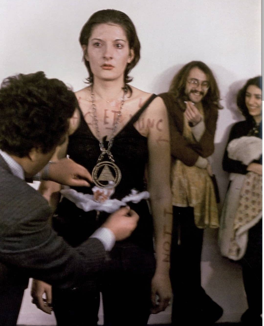 Marina Abramovic ve Ryhtm 0 Gösterisi |İnsanoğlu; Evrenin En Büyük ...