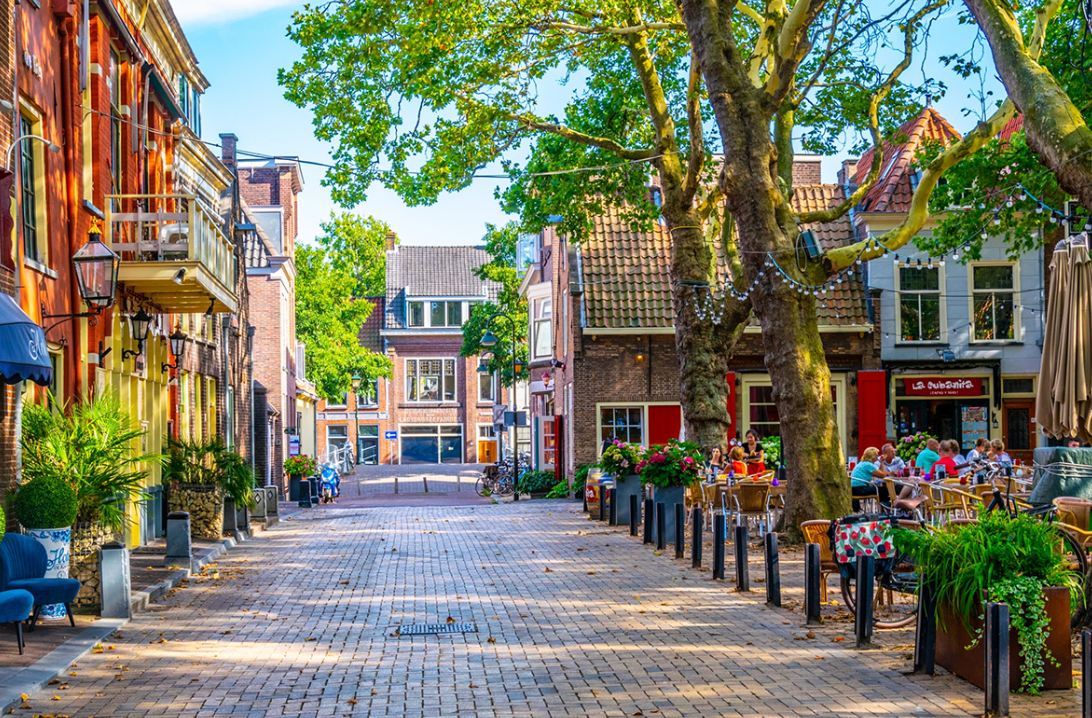 Moving toward a digital future.. Introduction Delft is a city and a ...
