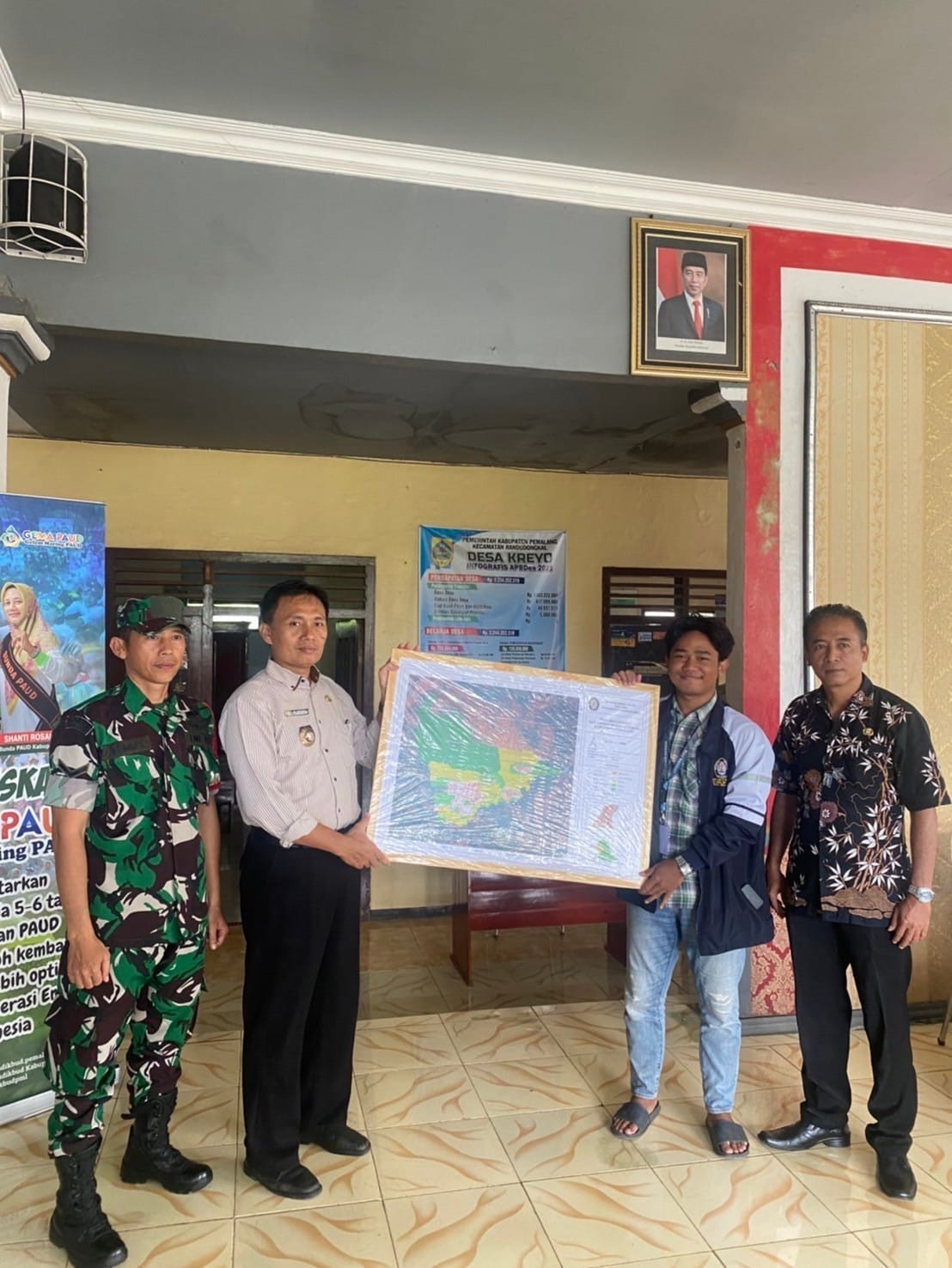 Mahasiswa KKN UNDIP Membantu Perangkat Desa Kreyo dalam Pemahaman Membaca dan Pembuatan Peta ...