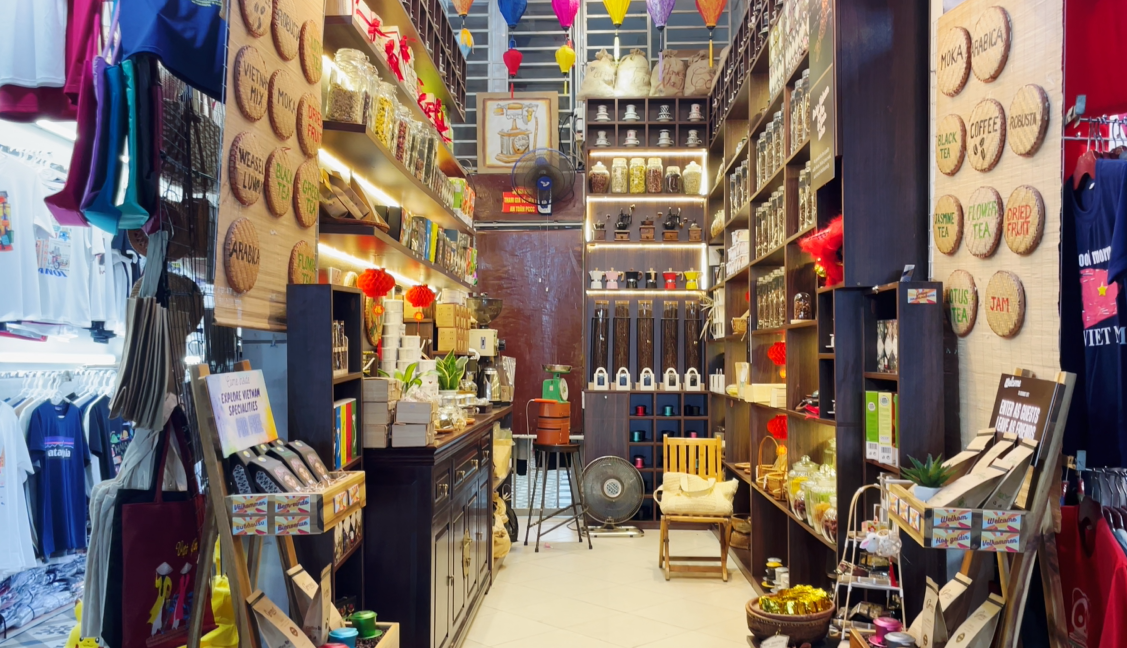 Story of a Vietnamese couple running a coffee shop as a side business ...