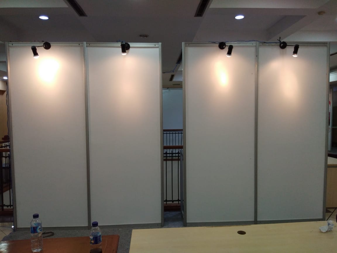 panel photo putih. 1.stand R8 2.panel photo 3.sekat… | by sewa partisi ...