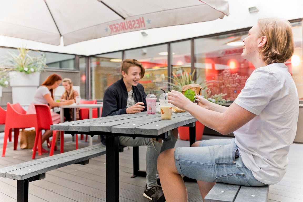 Tiedote: Hesburgerille terassikalusteita vanhoista työvaatteista — Idea ja toteutus ...