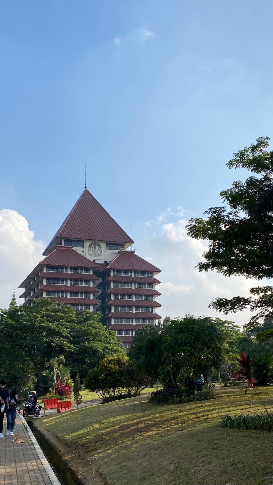 The Ending. Sepanjang acara Wisudanya, atensi Arsha… | by R | Medium